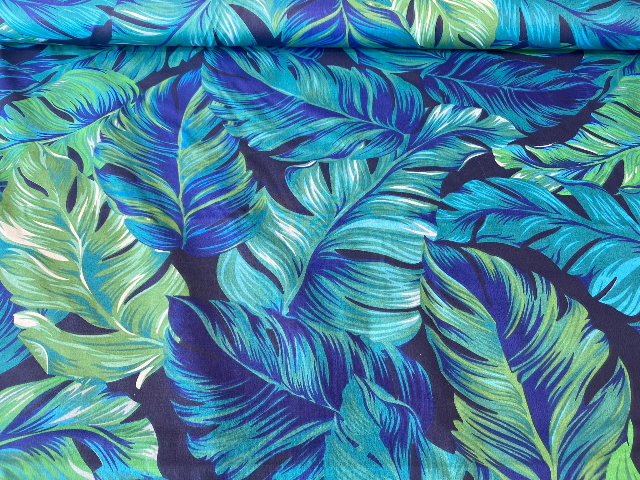 Lielas zili zaļas lapas, tumši zils pamats - 100% Kokvilnas Audumi