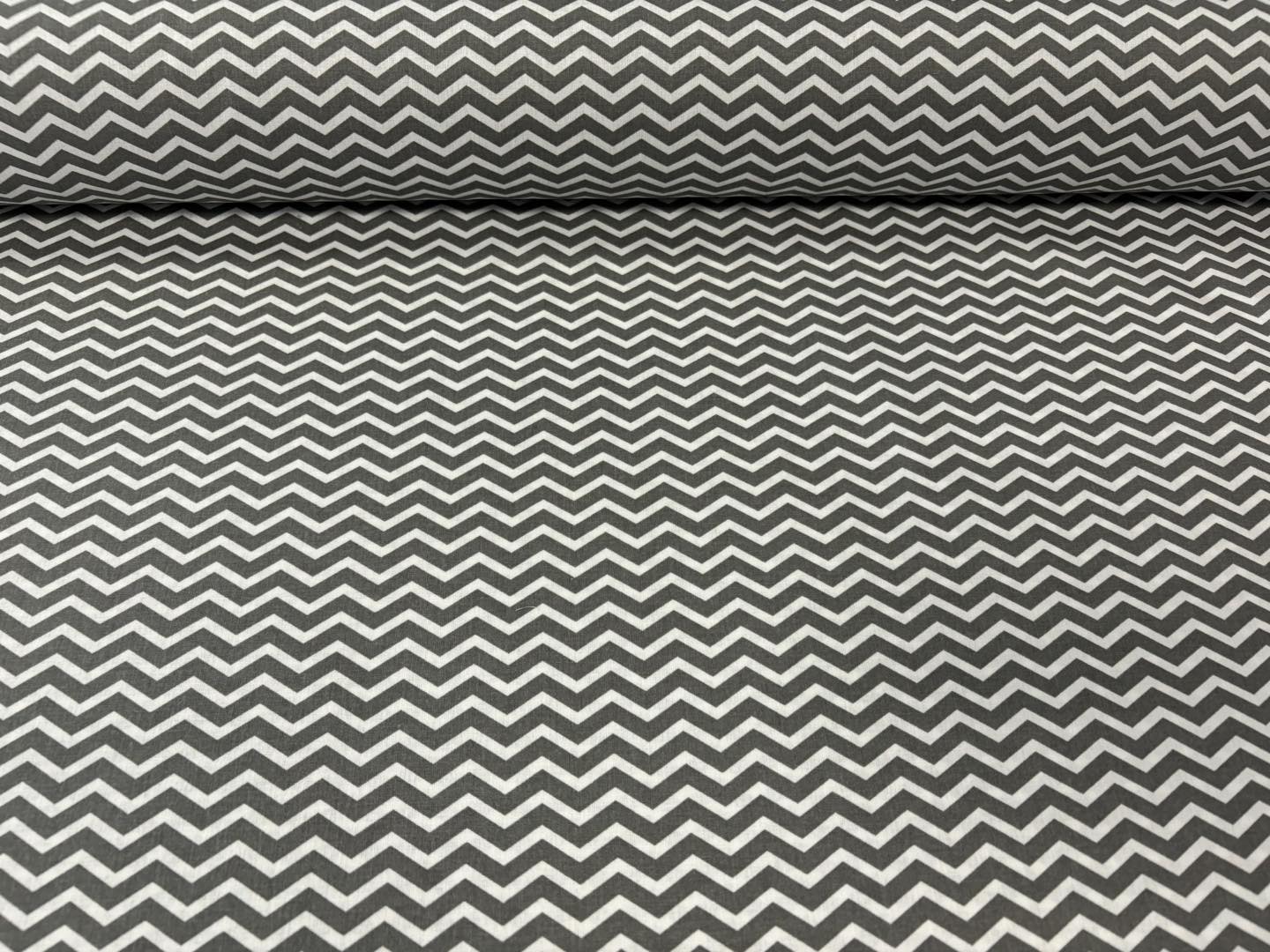 ZIG ZAG tumši pelēkbalts, platums 150 cm - 100% Kokvilnas Audumi